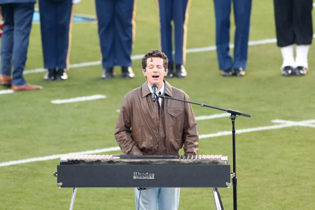 Charlie Puth presta homenagem a Whitney Houston ao cantar o Hino ...