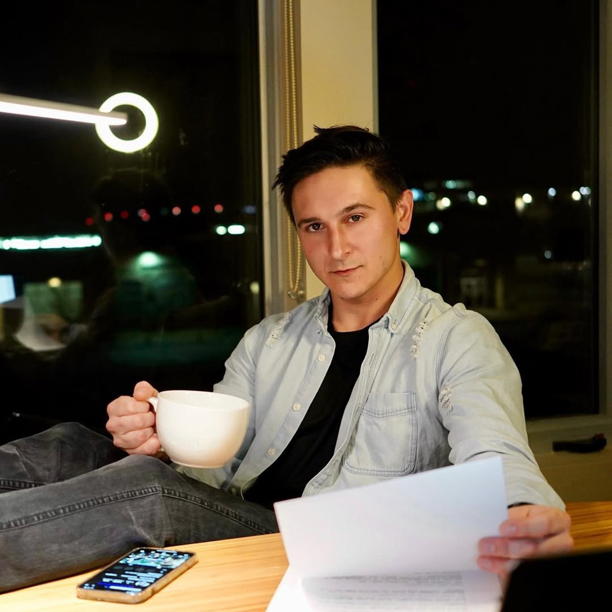 Mitchel Musso não compareceu à première do especial de “Hannah Montana ...